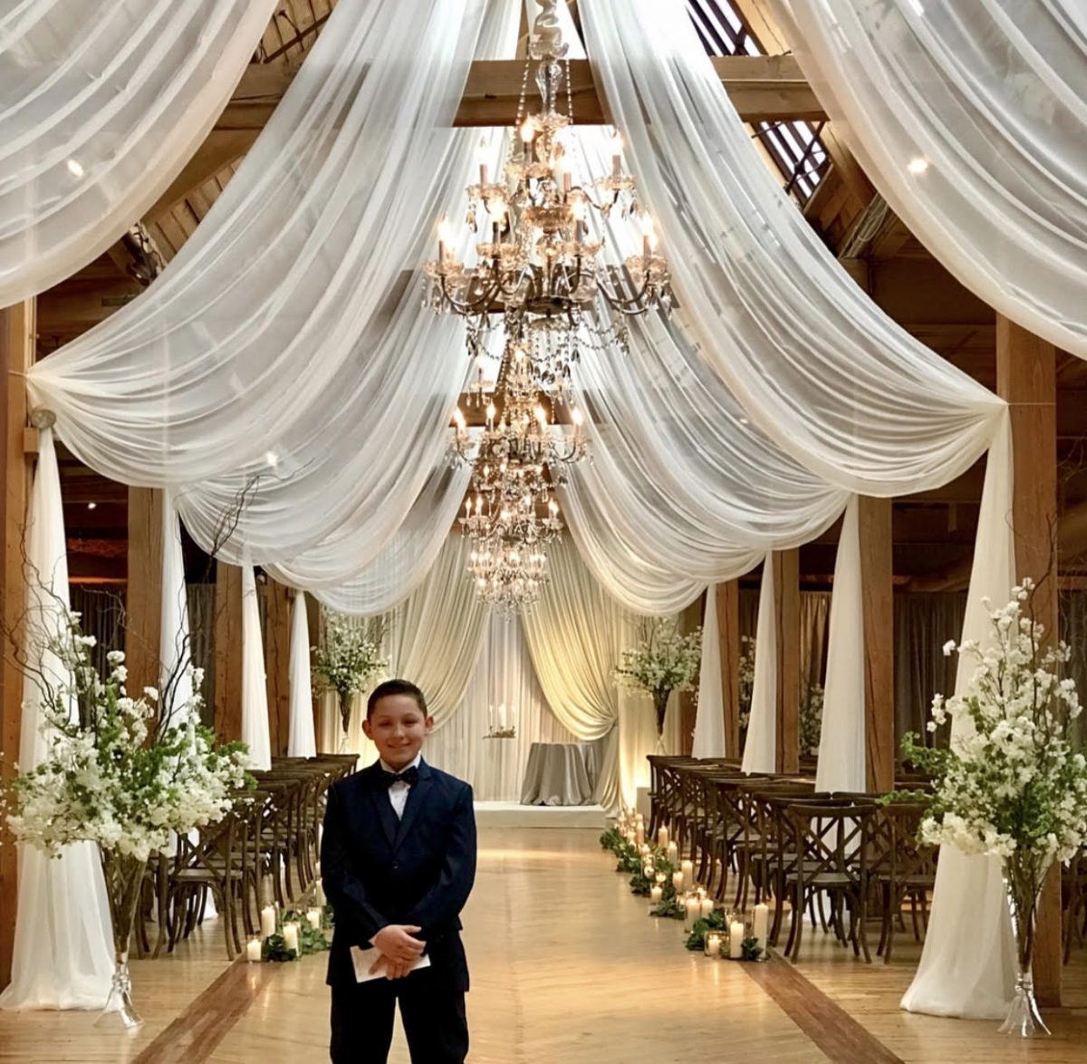 Fabric Swags + CChandeliers + backdrop with lighting – Lakeshore in Love